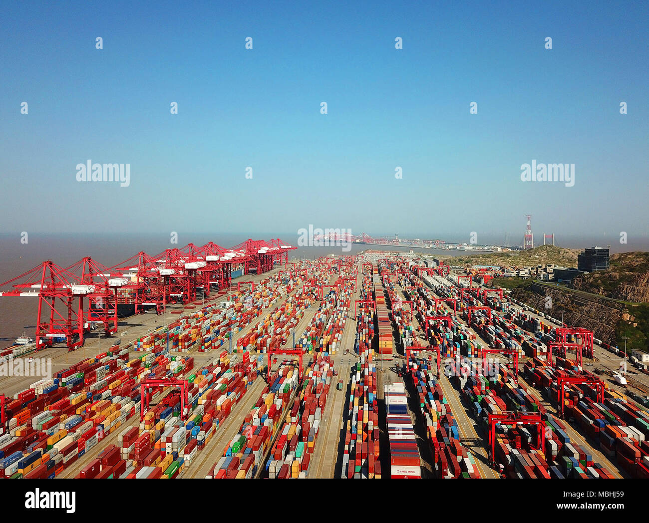Yangshan Container Port Shanghai China Stockfotos & Yangshan Container ...