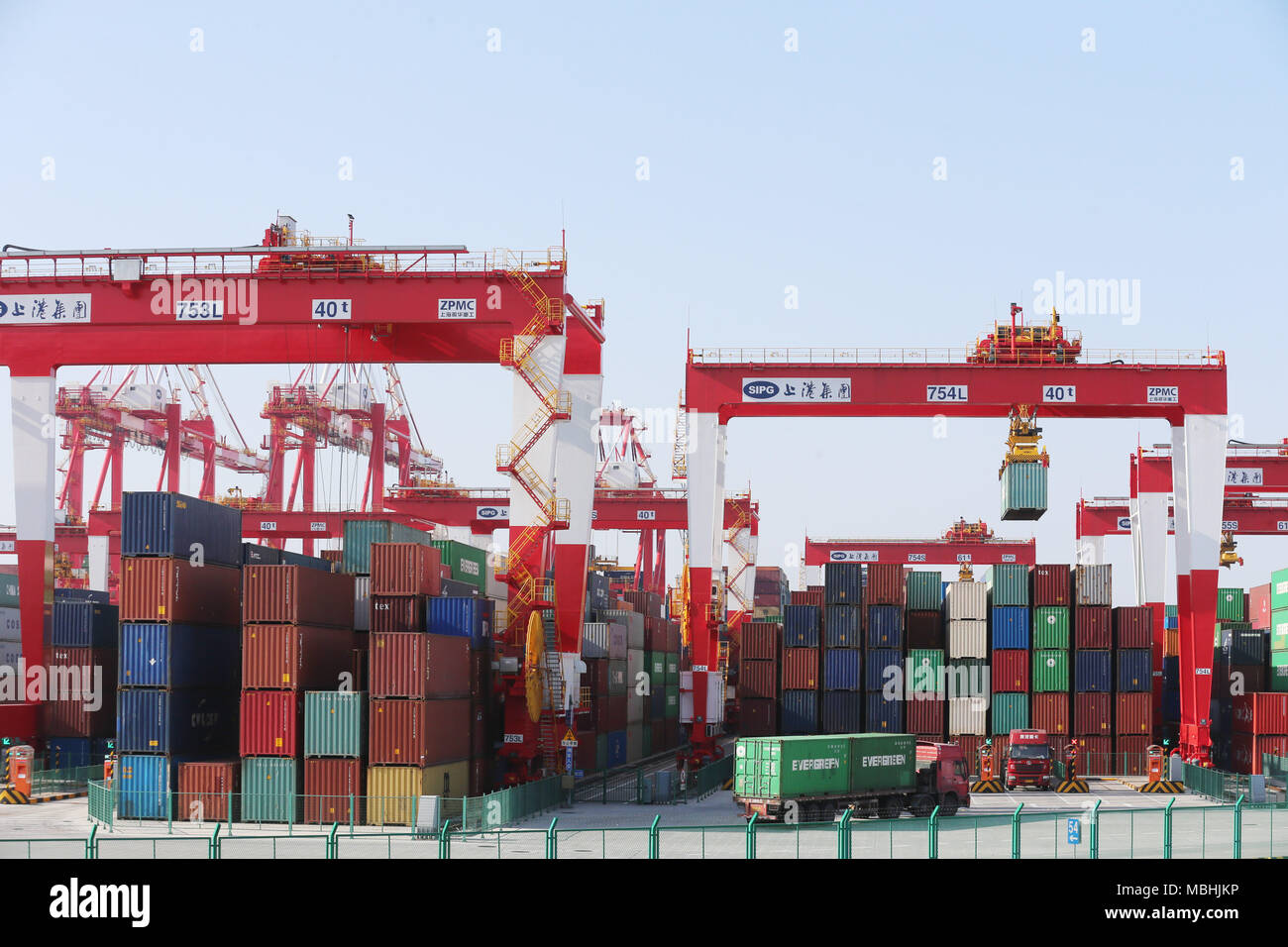 Yangshan container port shanghai china -Fotos und -Bildmaterial in ...