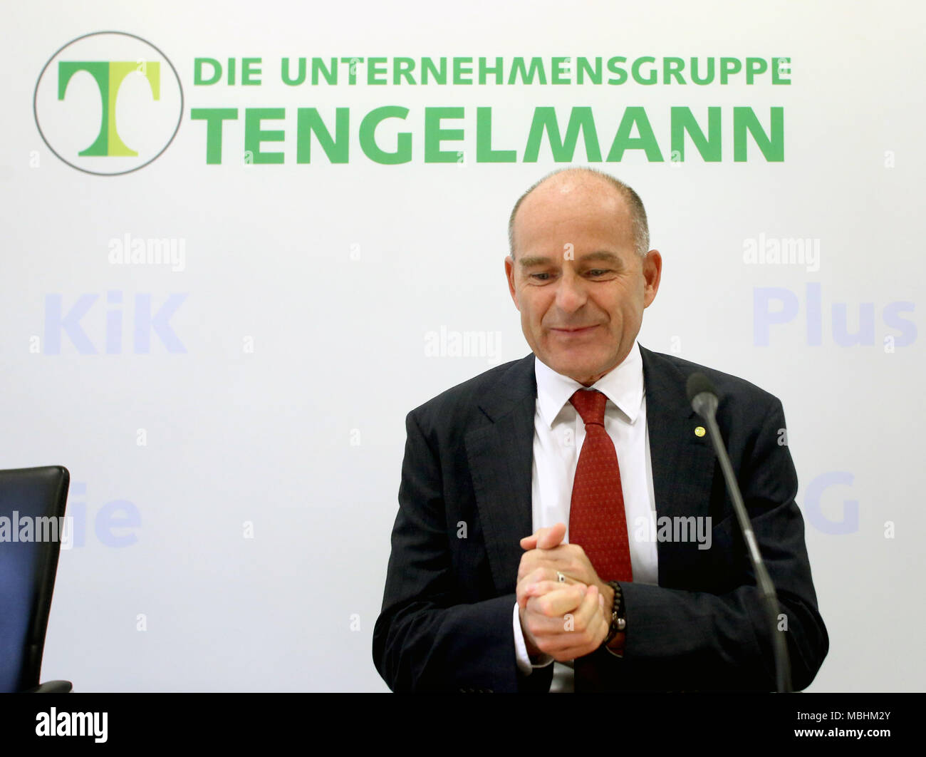 Karl-Erivan Haub, Leiter der Unternehmensgruppe Tengelmann, reibt sich ...