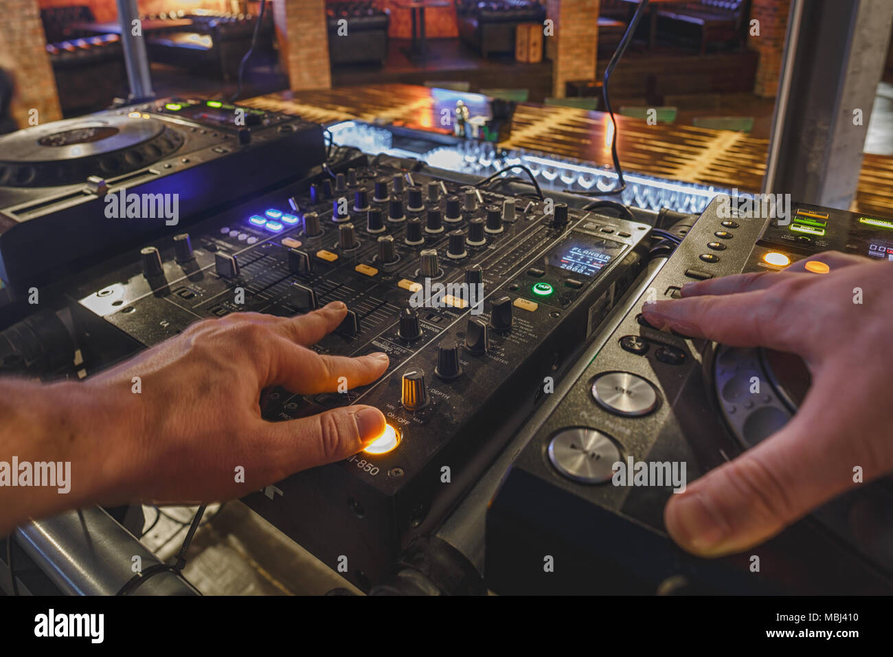Bar dj -Fotos und -Bildmaterial in hoher Auflösung – Alamy