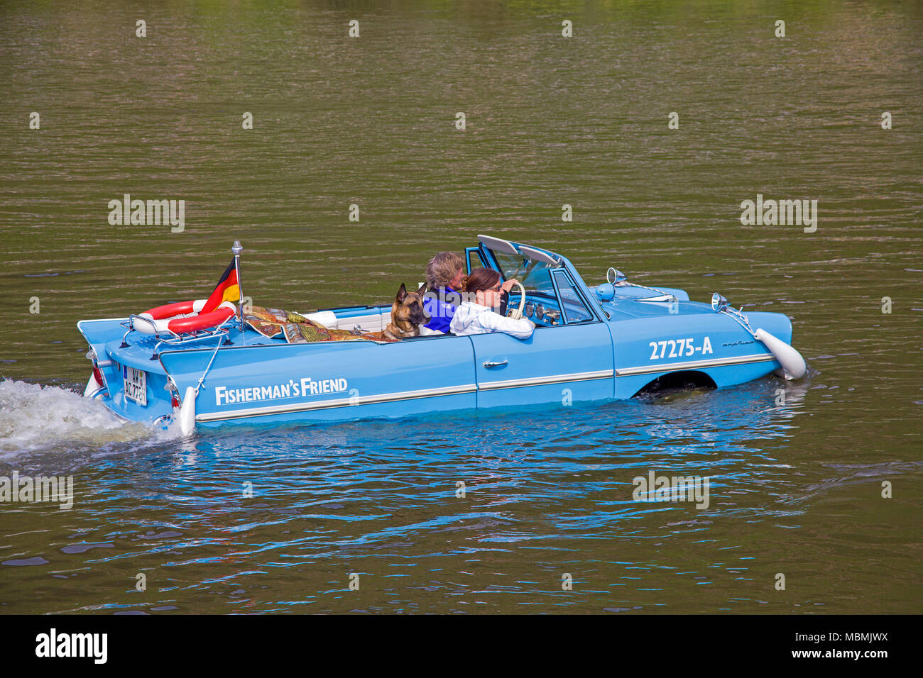 Amphic Auto, ein deutsches Amphibienfahrzeug fahren auf der Mosel bei ...