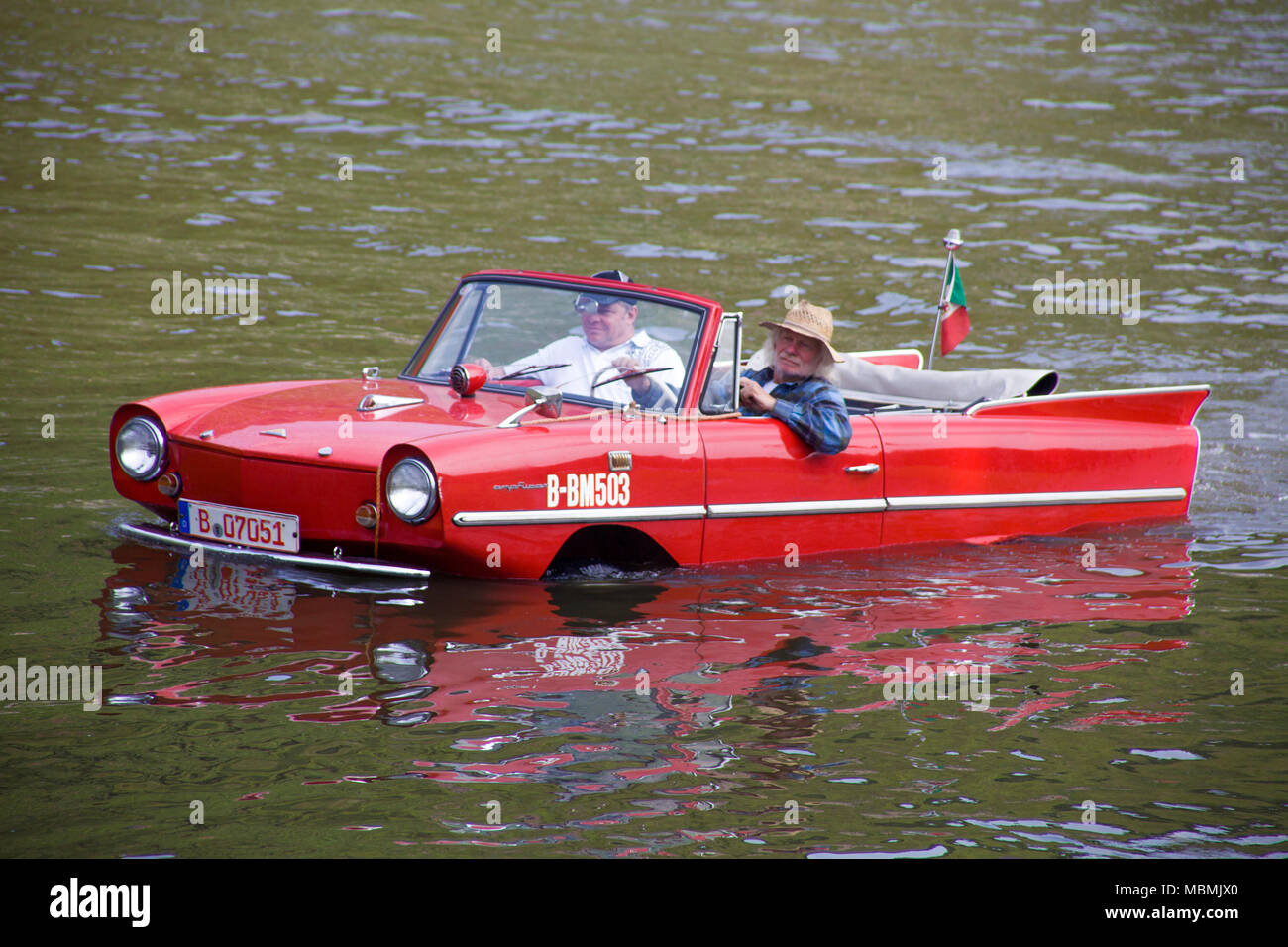 Amphic Auto, ein deutsches Amphibienfahrzeug fahren auf der Mosel bei ...