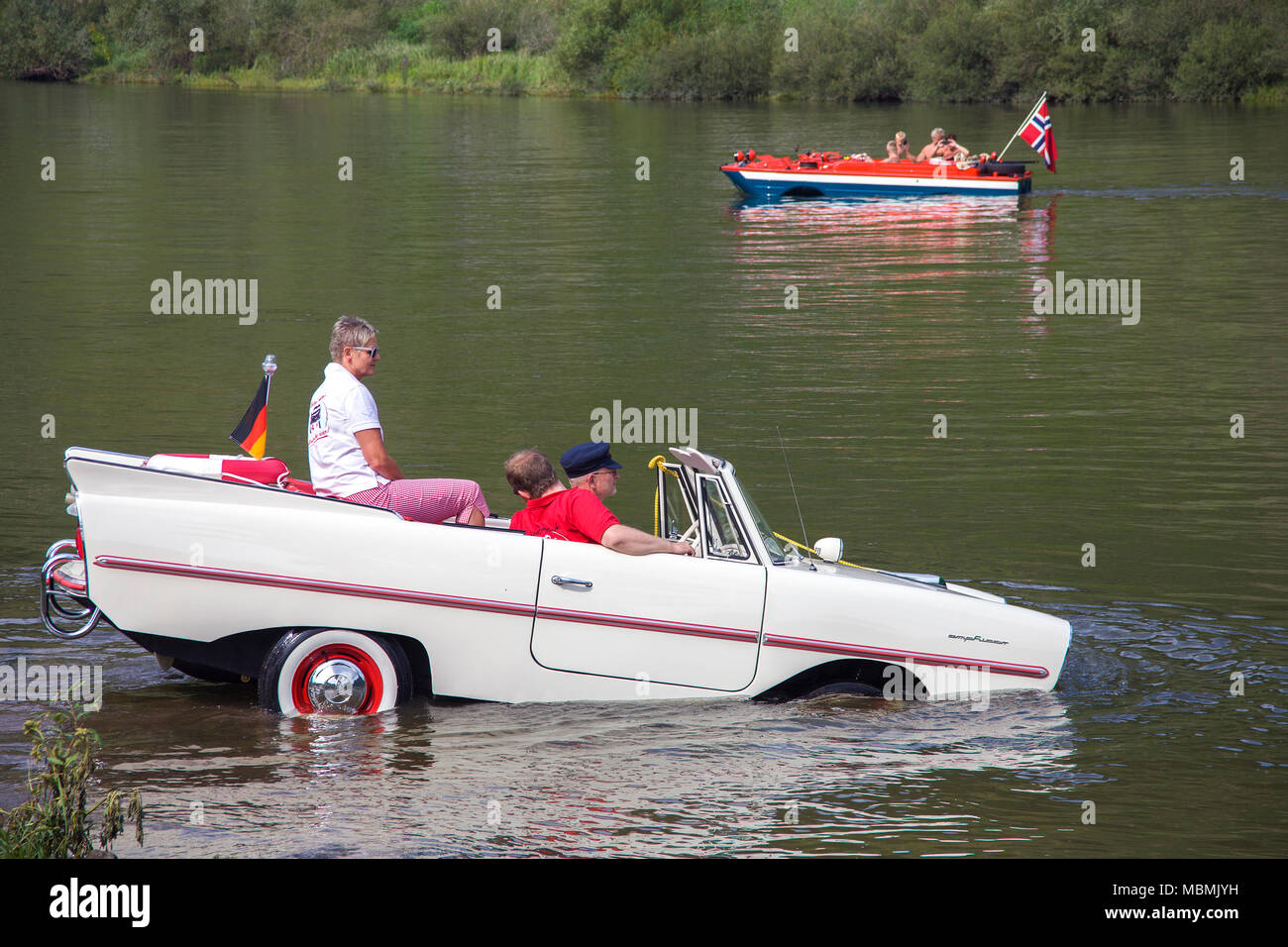Amphic Auto, ein deutsches Amphibienfahrzeug fahren auf der Mosel bei ...