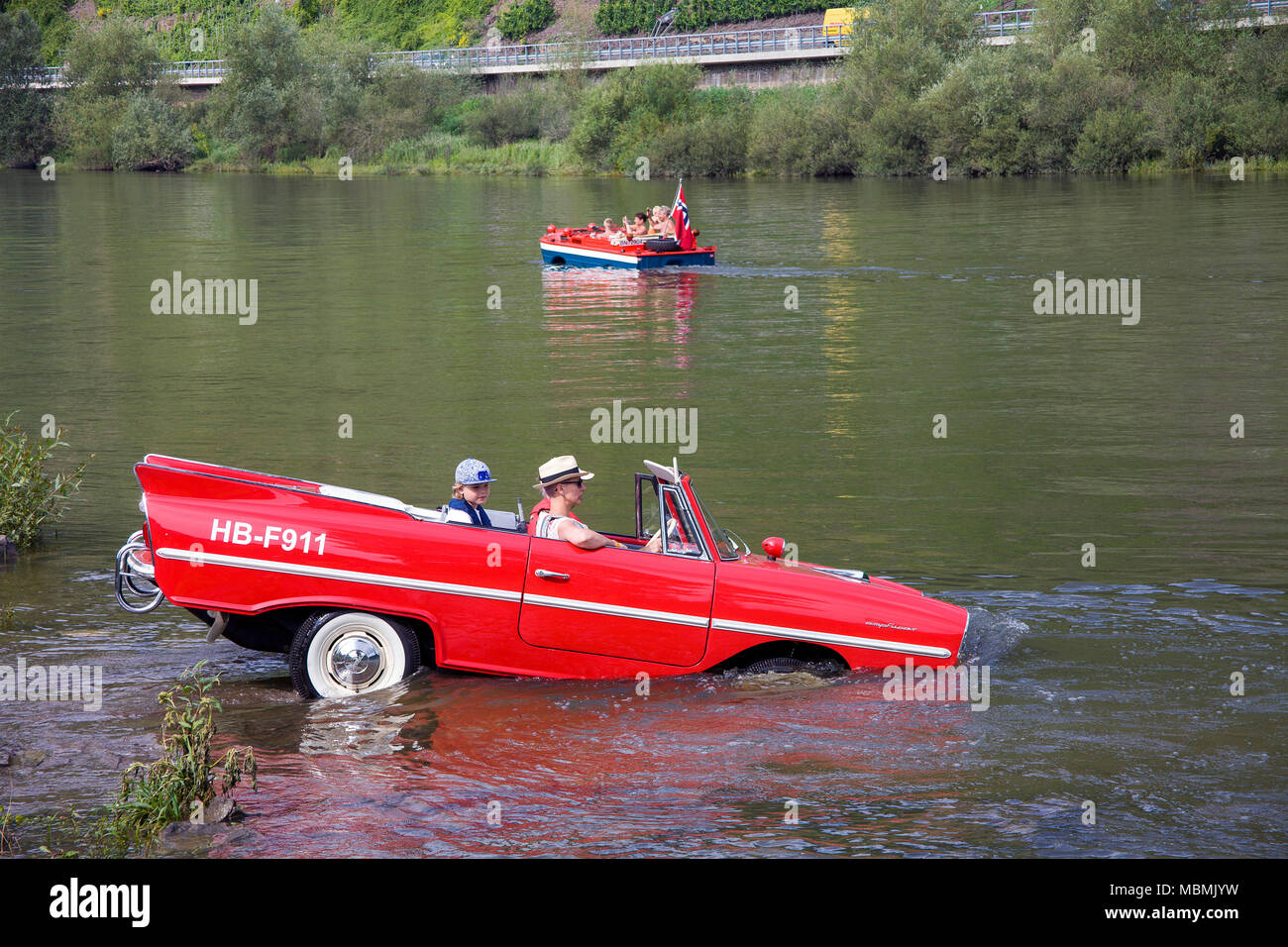 Amphic Auto, ein deutsches Amphibienfahrzeug fahren auf der Mosel bei ...