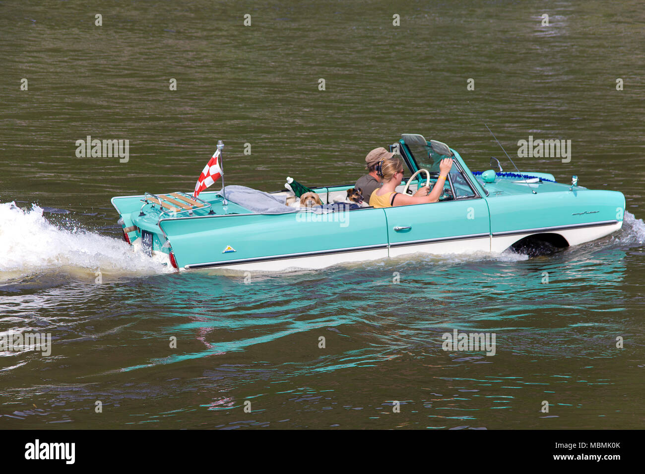 Amphic Auto, ein deutsches Amphibienfahrzeug fahren auf der Mosel bei ...