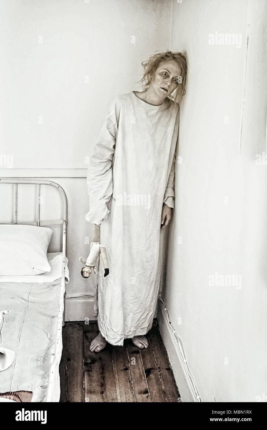 Lethargisch Frau mit Puppe in der Nervenheilanstalt Stockfotografie - Alamy