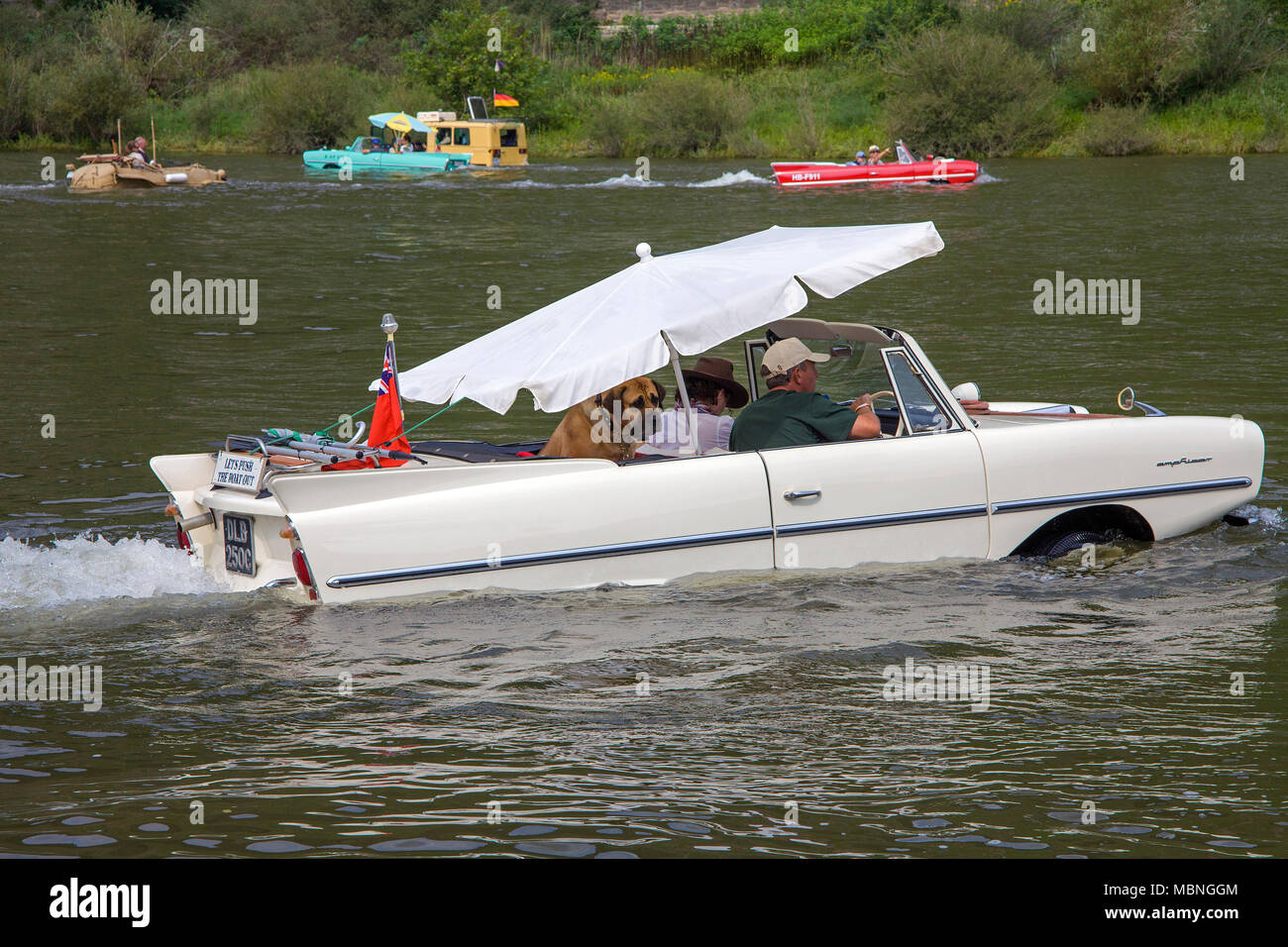 Amphic Auto, ein deutsches Amphibienfahrzeug fahren auf der Mosel bei ...