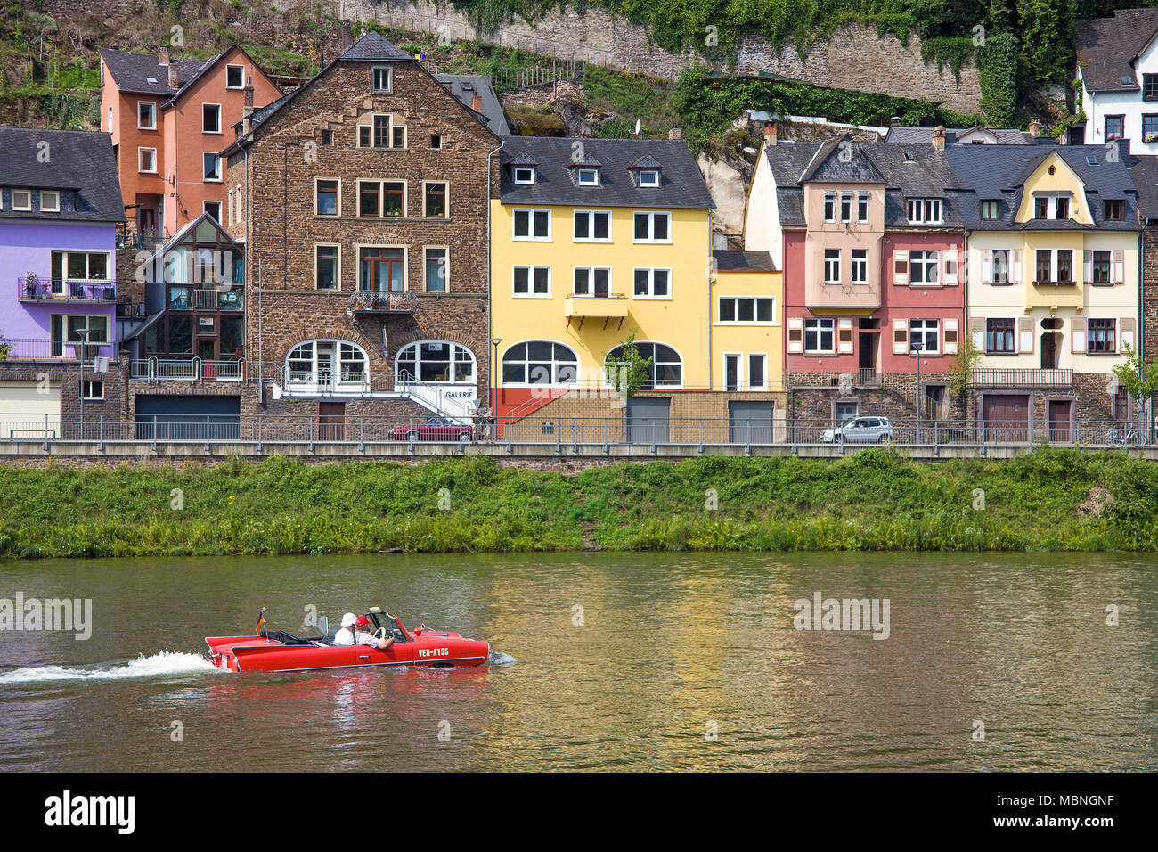 Amphic Auto, ein deutsches Amphibienfahrzeug fahren auf der Mosel bei ...