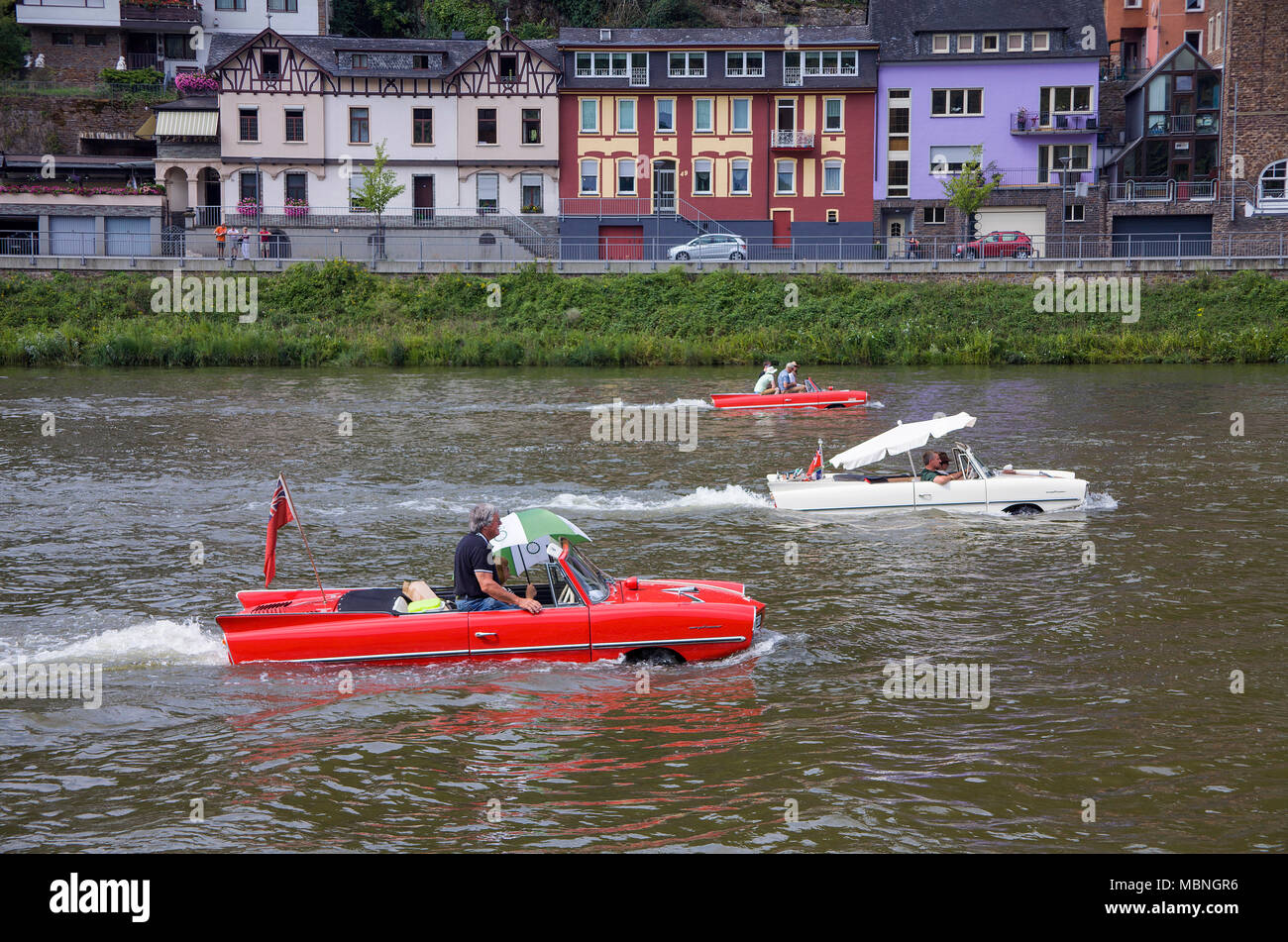 Amphic Auto, ein deutsches Amphibienfahrzeug fahren auf der Mosel bei ...