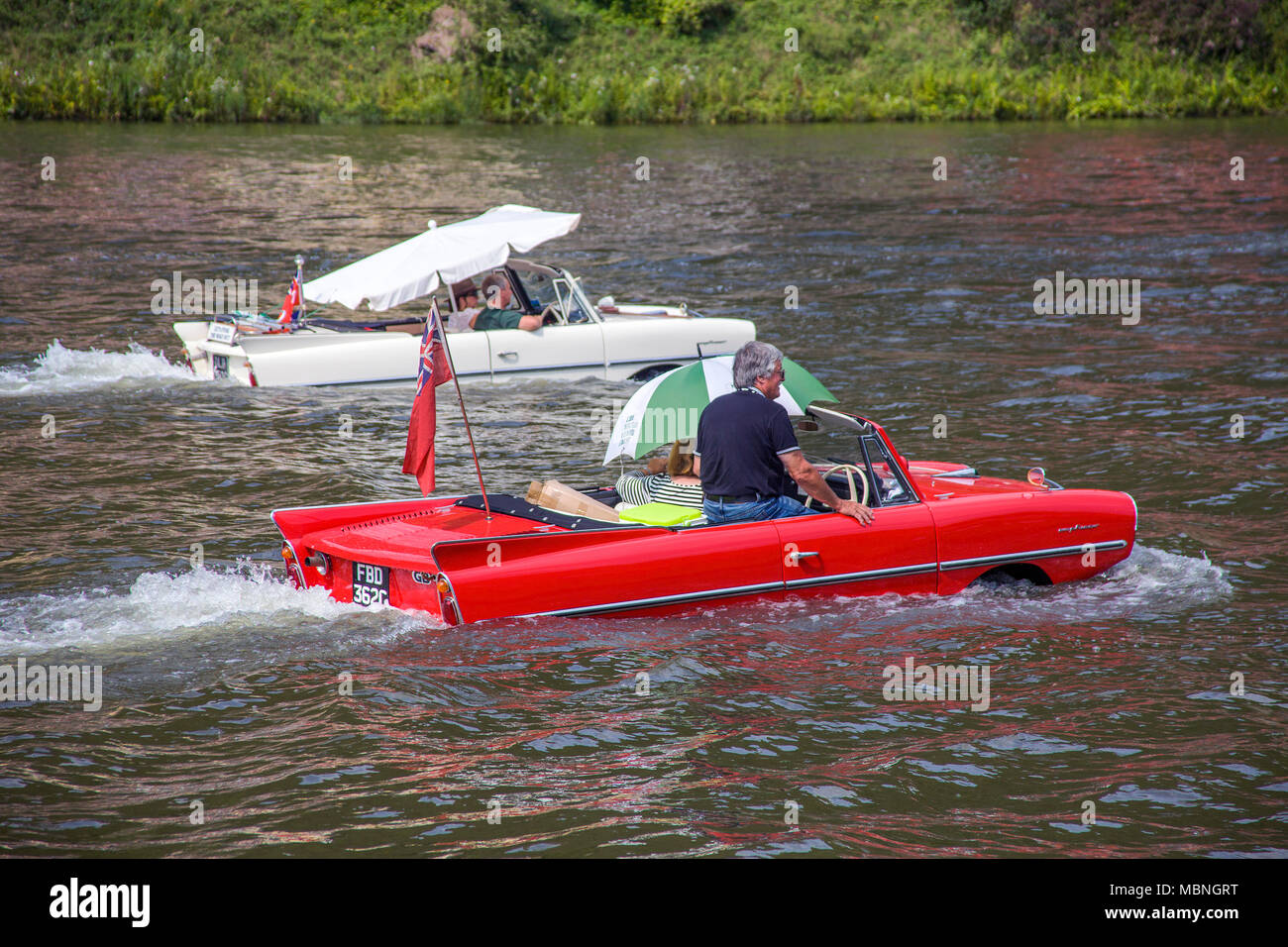Amphic Auto, ein deutsches Amphibienfahrzeug fahren auf der Mosel bei ...