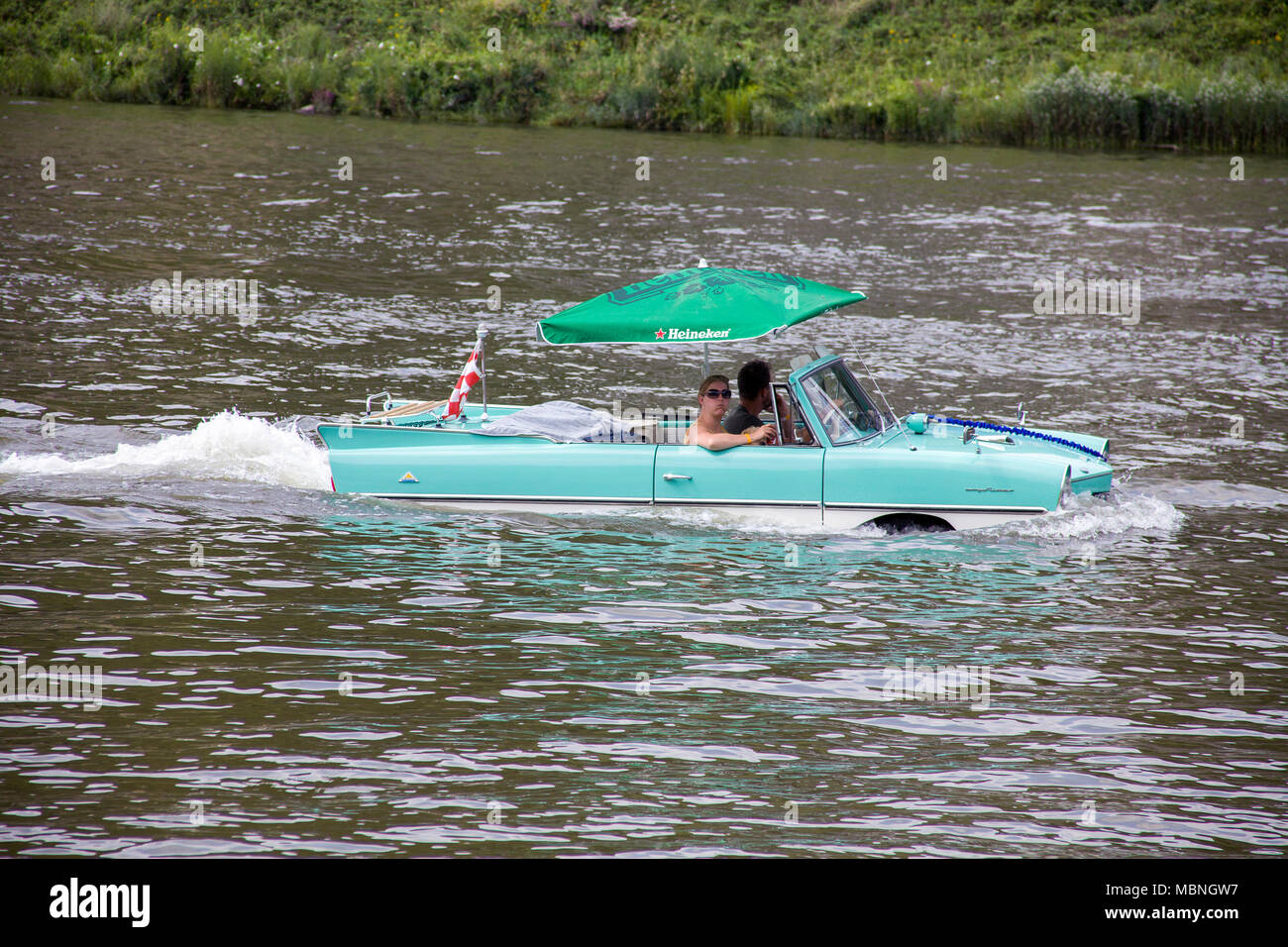Amphic Auto, ein deutsches Amphibienfahrzeug fahren auf der Mosel bei ...