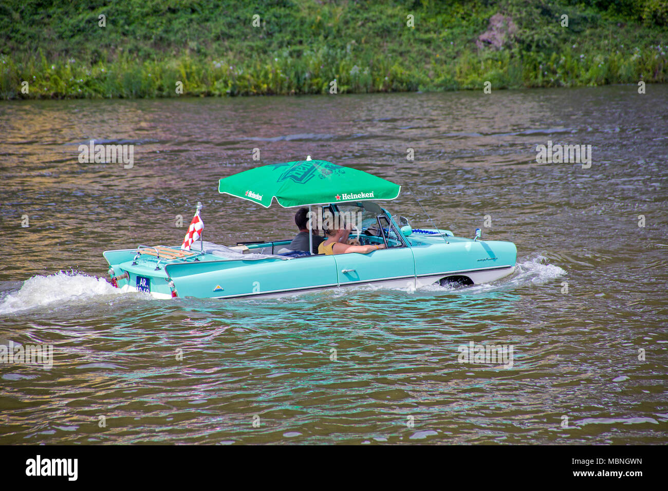 Amphic Auto, ein deutsches Amphibienfahrzeug fahren auf der Mosel bei ...