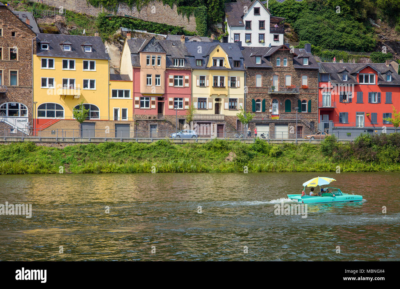 Amphic Auto, ein deutsches Amphibienfahrzeug fahren auf der Mosel bei ...