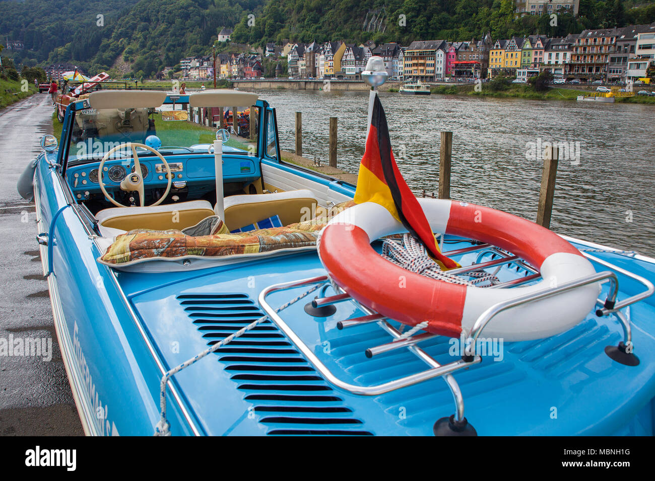 Amphic Auto, ein deutsches Amphibienfahrzeug an der Mosel bei Cochem ...
