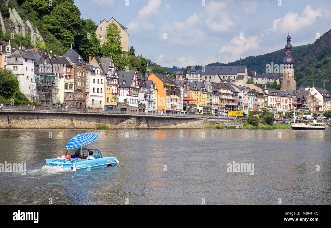 Amphic Auto, ein deutsches Amphibienfahrzeug fahren auf der Mosel bei ...