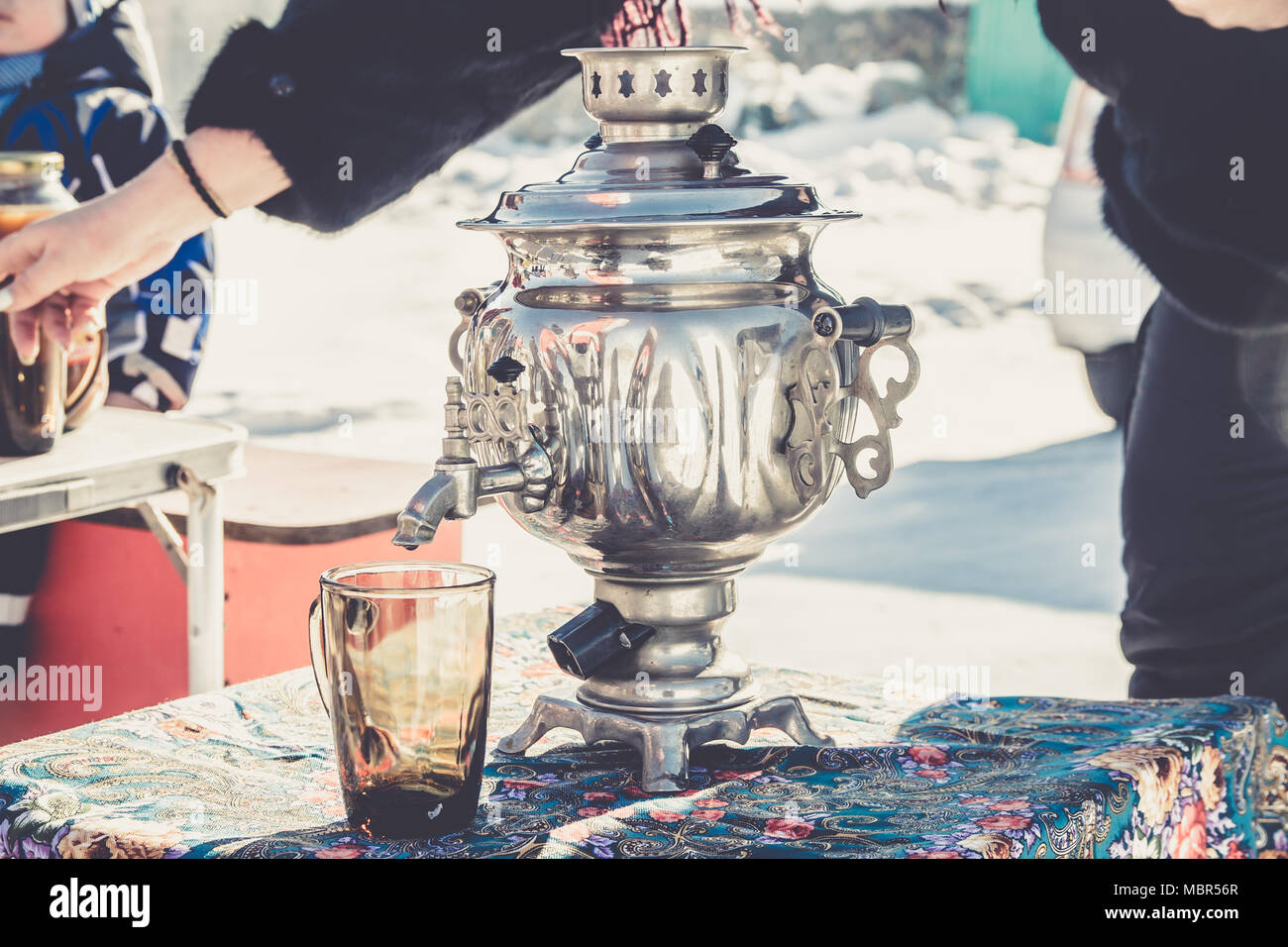 Traditionelle russische Tee aus dem Samowar mit trocknen ...