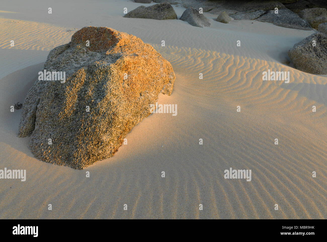 Sandstrand und granitfelsen in der bretagne -Fotos und -Bildmaterial in ...