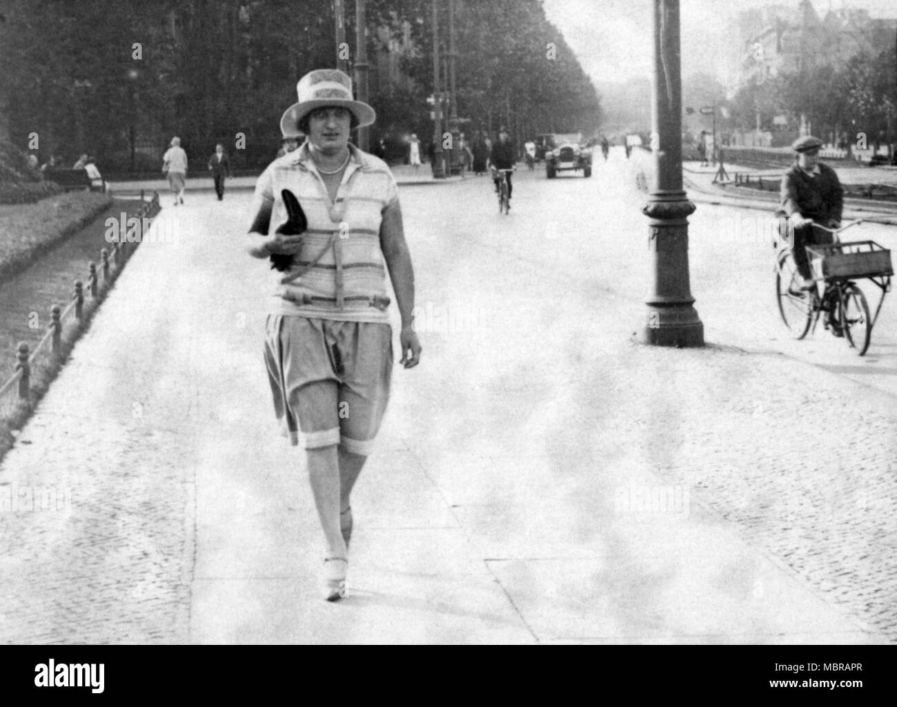 Mode, Frau zu Fuß auf einer Straße, 1920er Jahre, Berlin, Deutschland ...