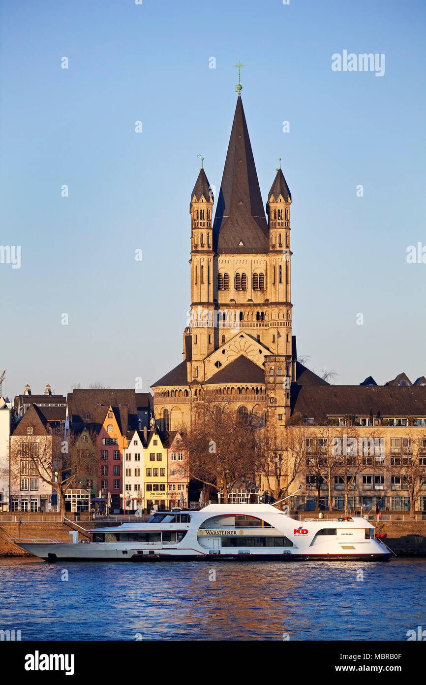 Rhein mit Ausflug Schiff und Kirche Groß Sankt Martin, Altstadt, Köln ...