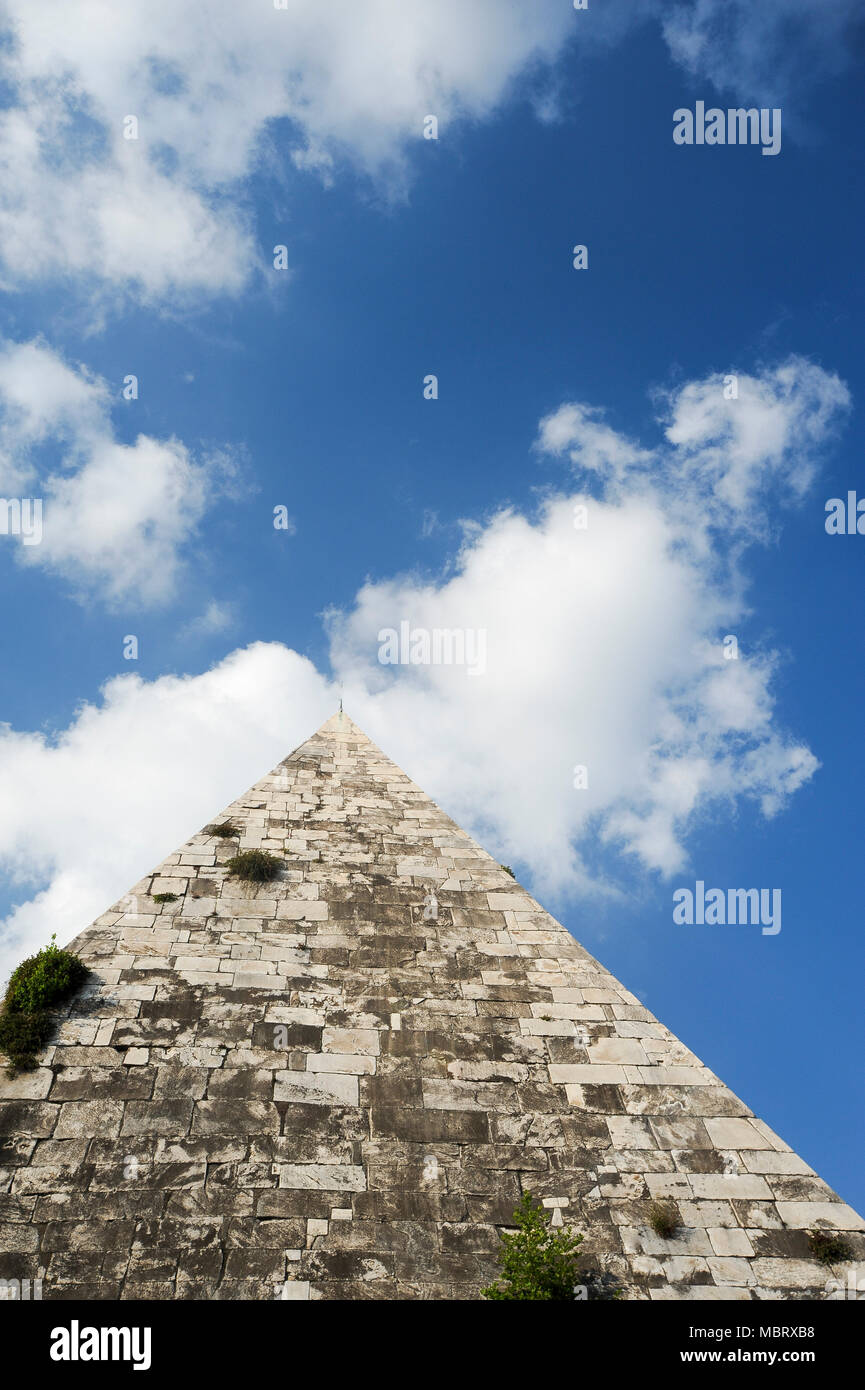 Caio cestio pyramide -Fotos und -Bildmaterial in hoher Auflösung – Alamy