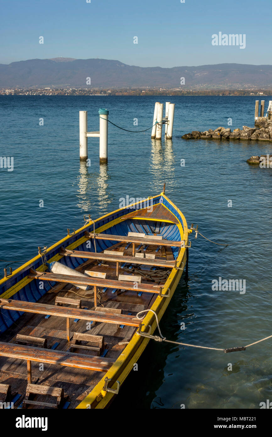 Typische kleine Boot. Alten Hafen am Lac Léman, Genfer See, Yvoire Dorf ...