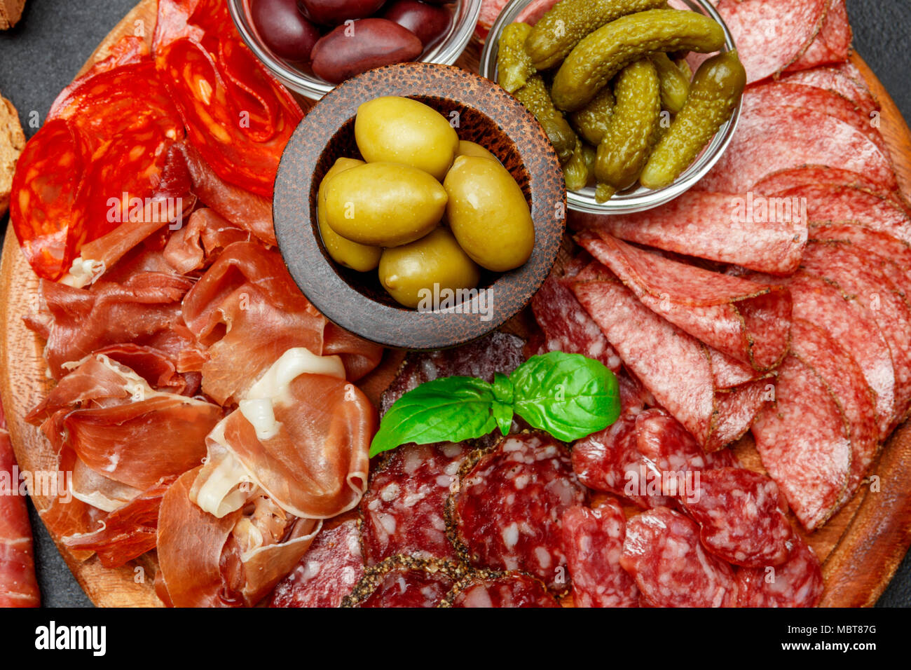 Kalte Platte mit Fleisch, Salami, Chorizo Wurst und Schinken ...
