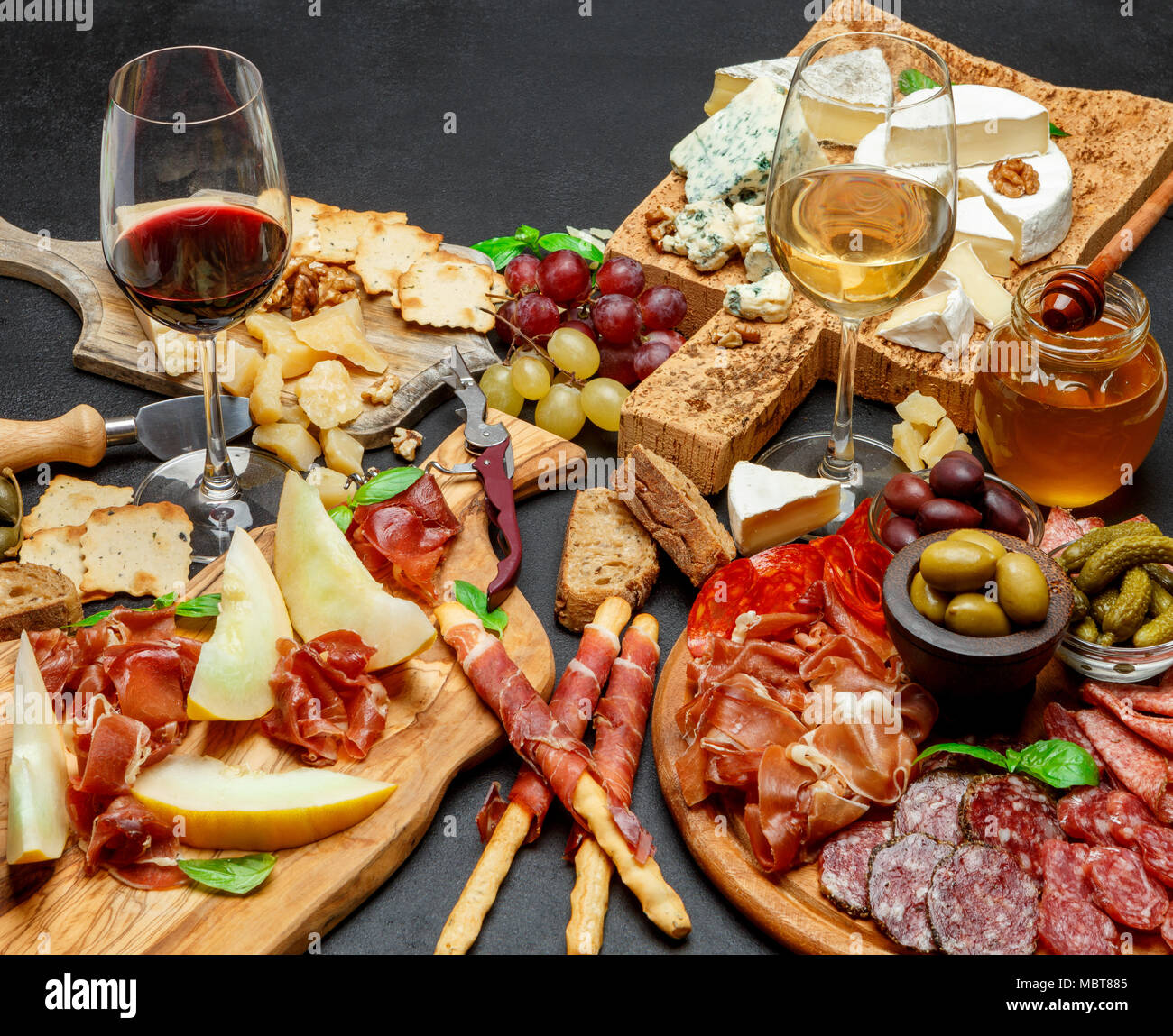 Wurst- und Käseplatte mit Salami Chorizo Wurst, Schinken, Käse und Wein ...