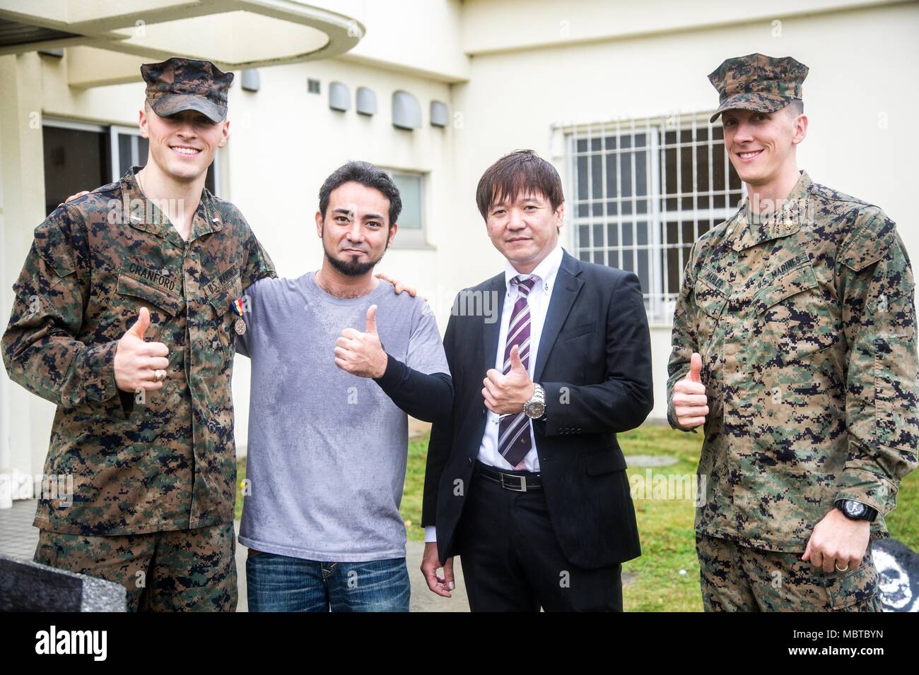 1. Lt. Aaron Cranford steht mit Justin Kinjo und Yusuke Teruya, Taucher ...