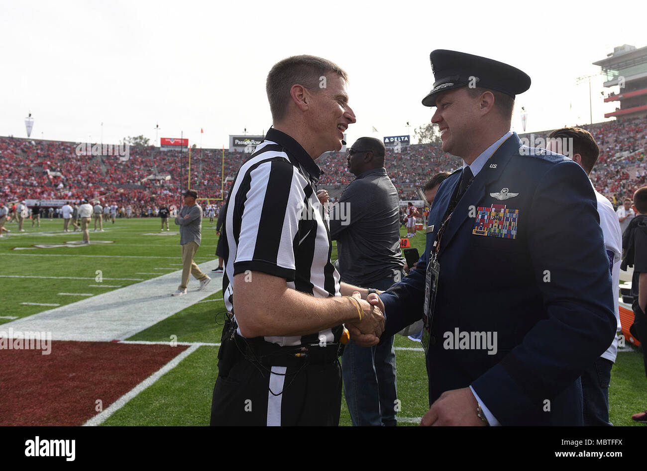 Us Air Force Brig. General John Nichols, rechts, der 509Th Bomb Wing Commander, die eines der ...