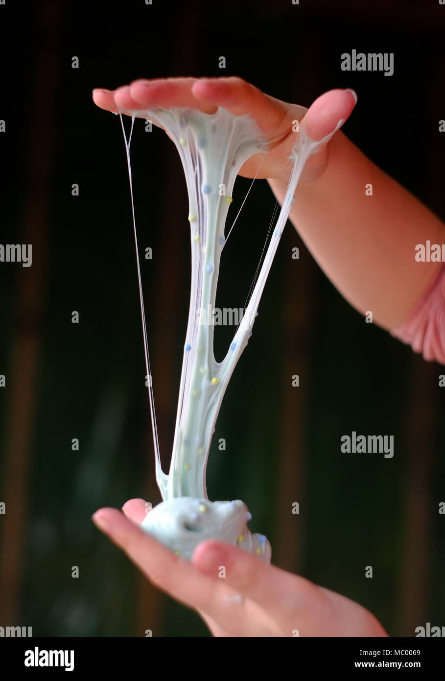 Schleim machen -Fotos und -Bildmaterial in hoher Auflösung – Alamy