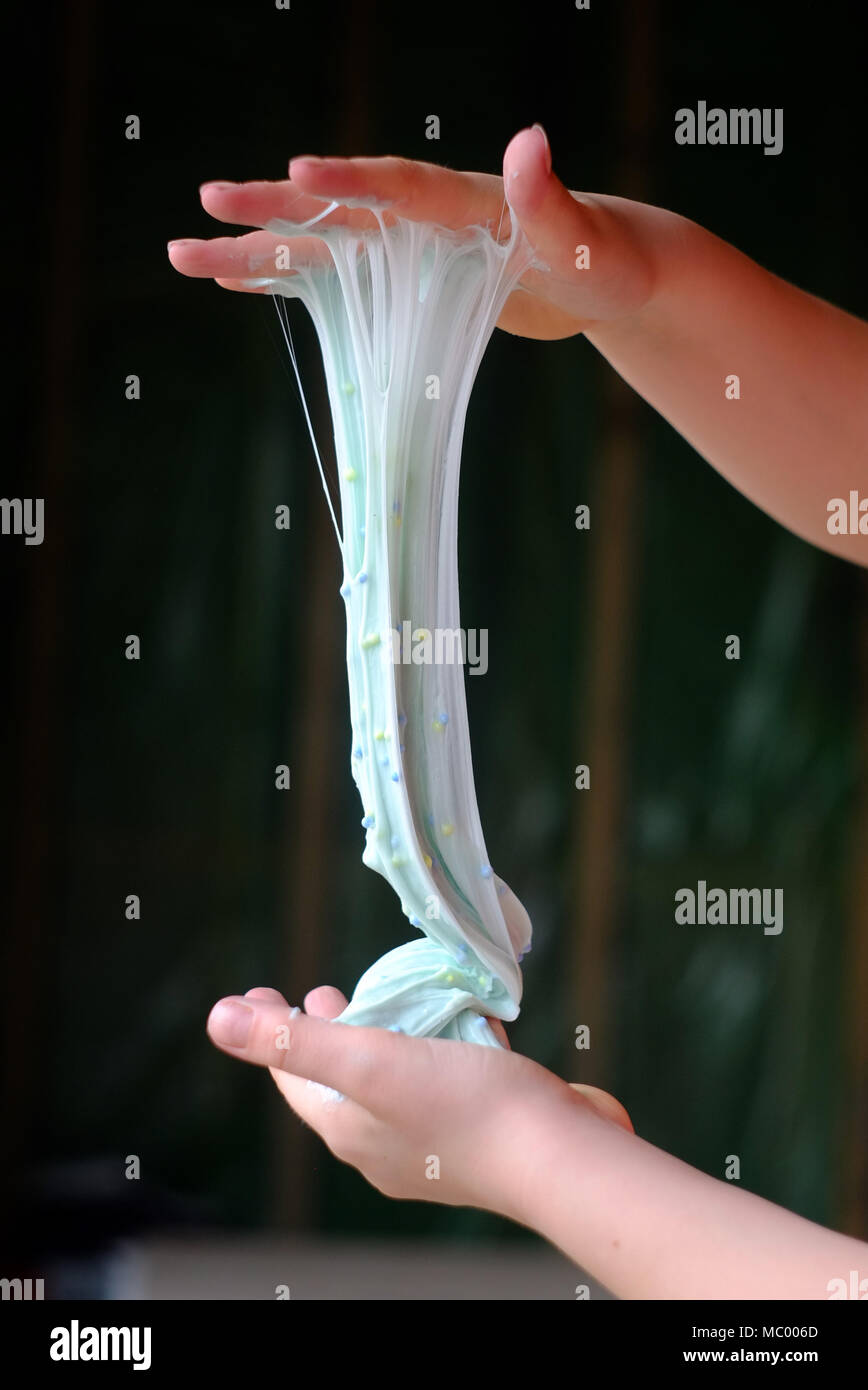 Schleim machen -Fotos und -Bildmaterial in hoher Auflösung – Alamy