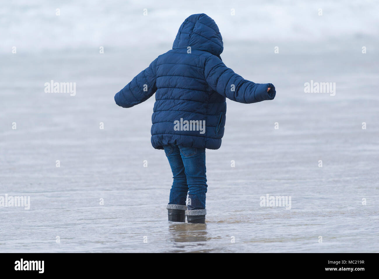 Eine vermummte figur -Fotos und -Bildmaterial in hoher Auflösung – Alamy