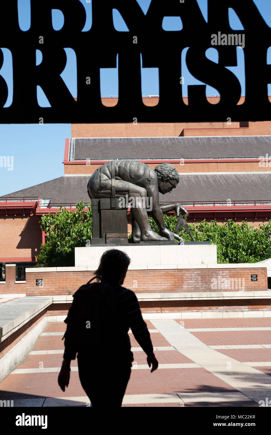 Die British Library in London, mit der Statue von Isaac Newton von ...