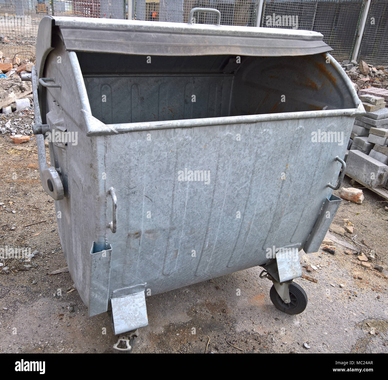 Metall Müll Müll container auf der Baustelle Stockfotografie - Alamy