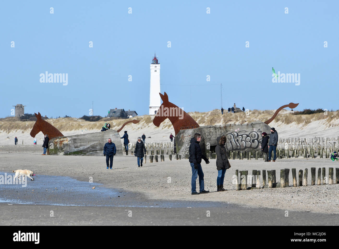 Stahlskulptur von Pferden und Beton Bunker entlang der Strand von ...