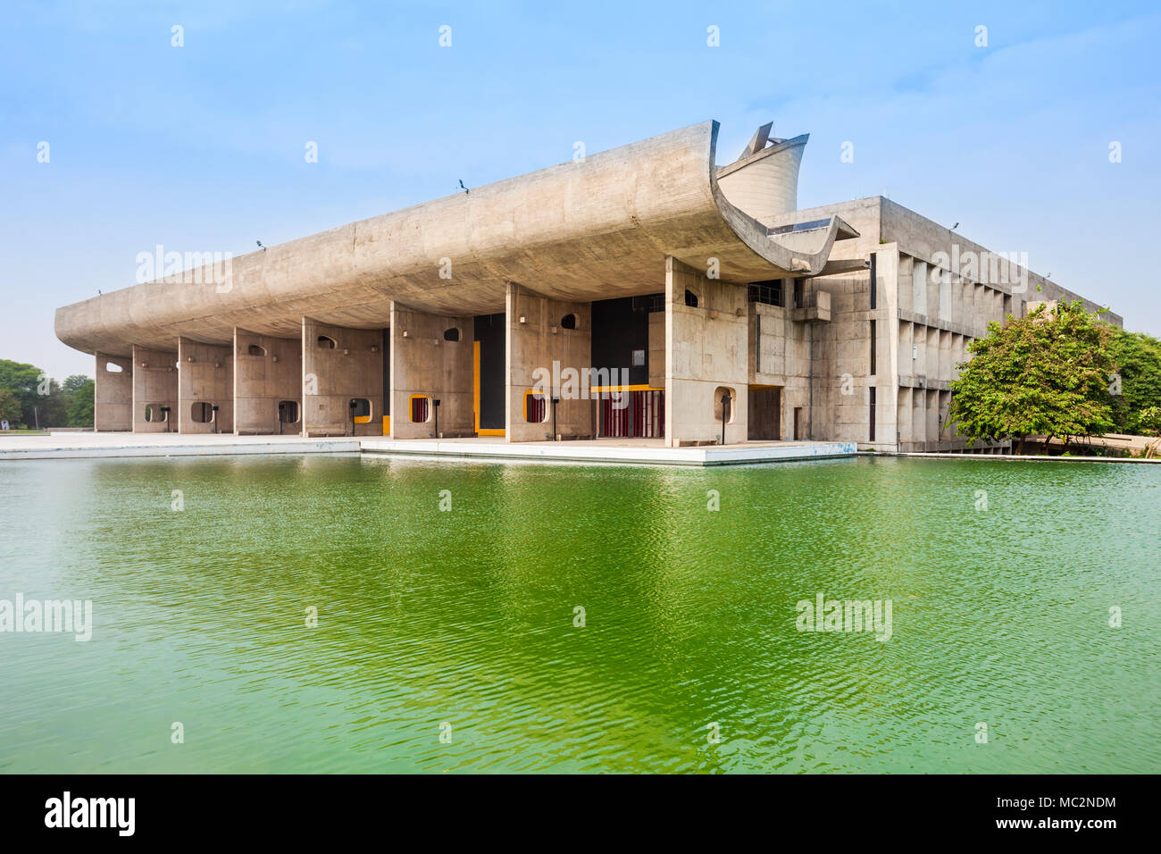 Capitol complex le corbusier chandigarh -Fotos und -Bildmaterial in ...