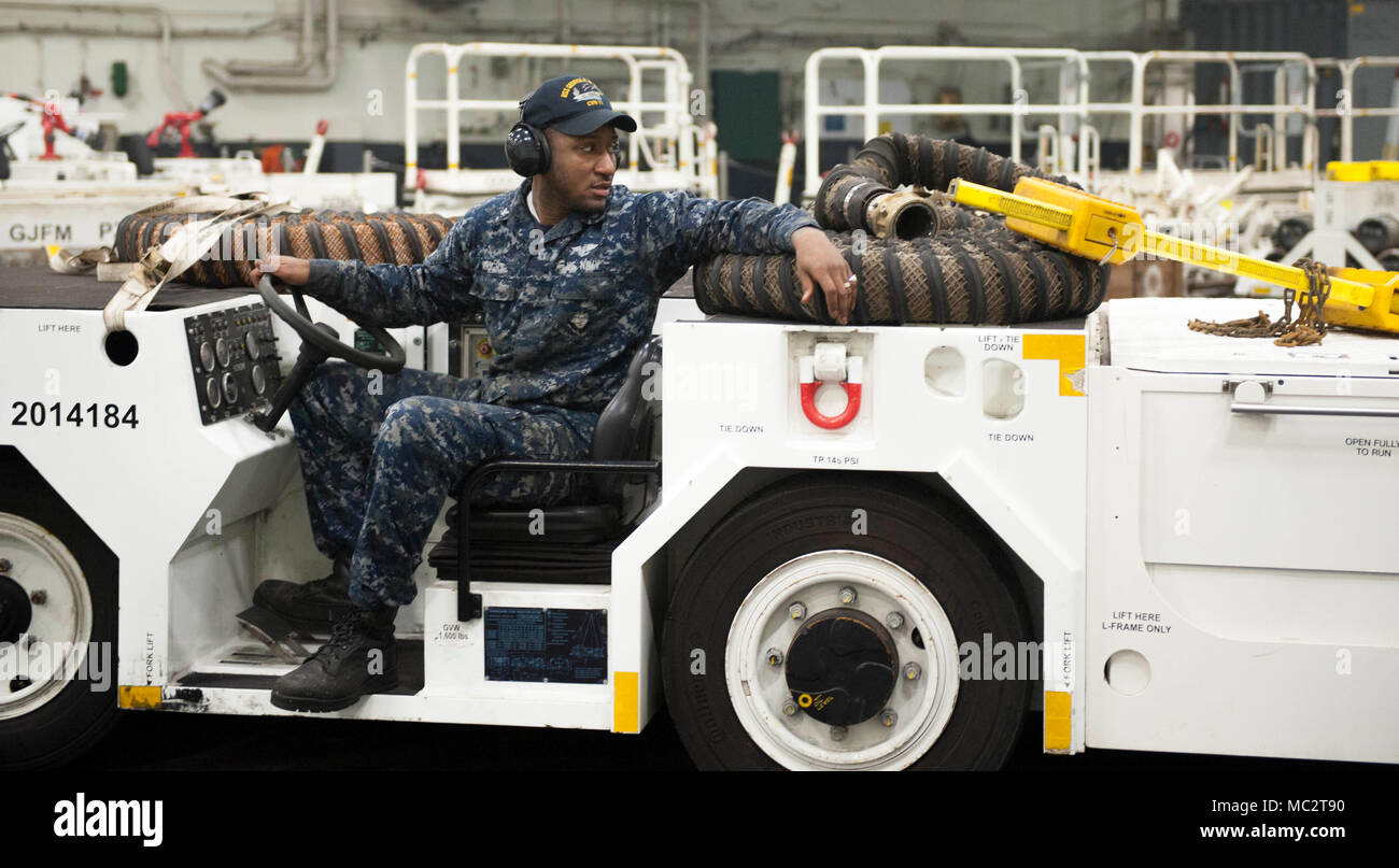 Us Navy Flight Deck Tractor Stockfotos & Us Navy Flight Deck Tractor ...