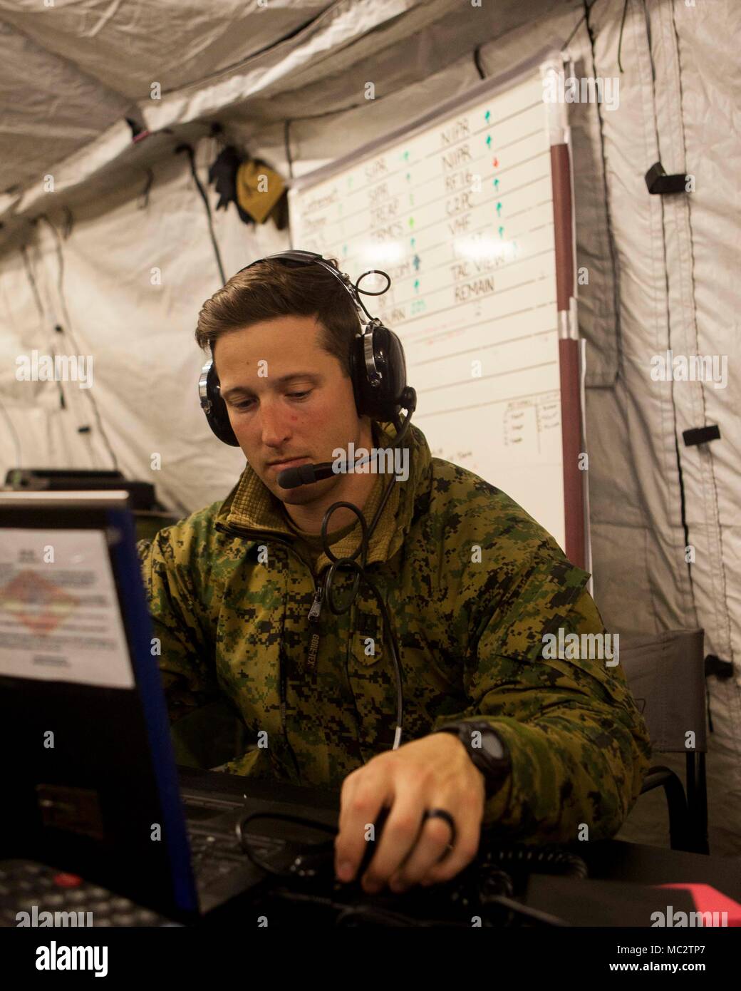 Us Marine Corps Kapitän Morgan Sawyer, ein Air Defence Control Officer ...