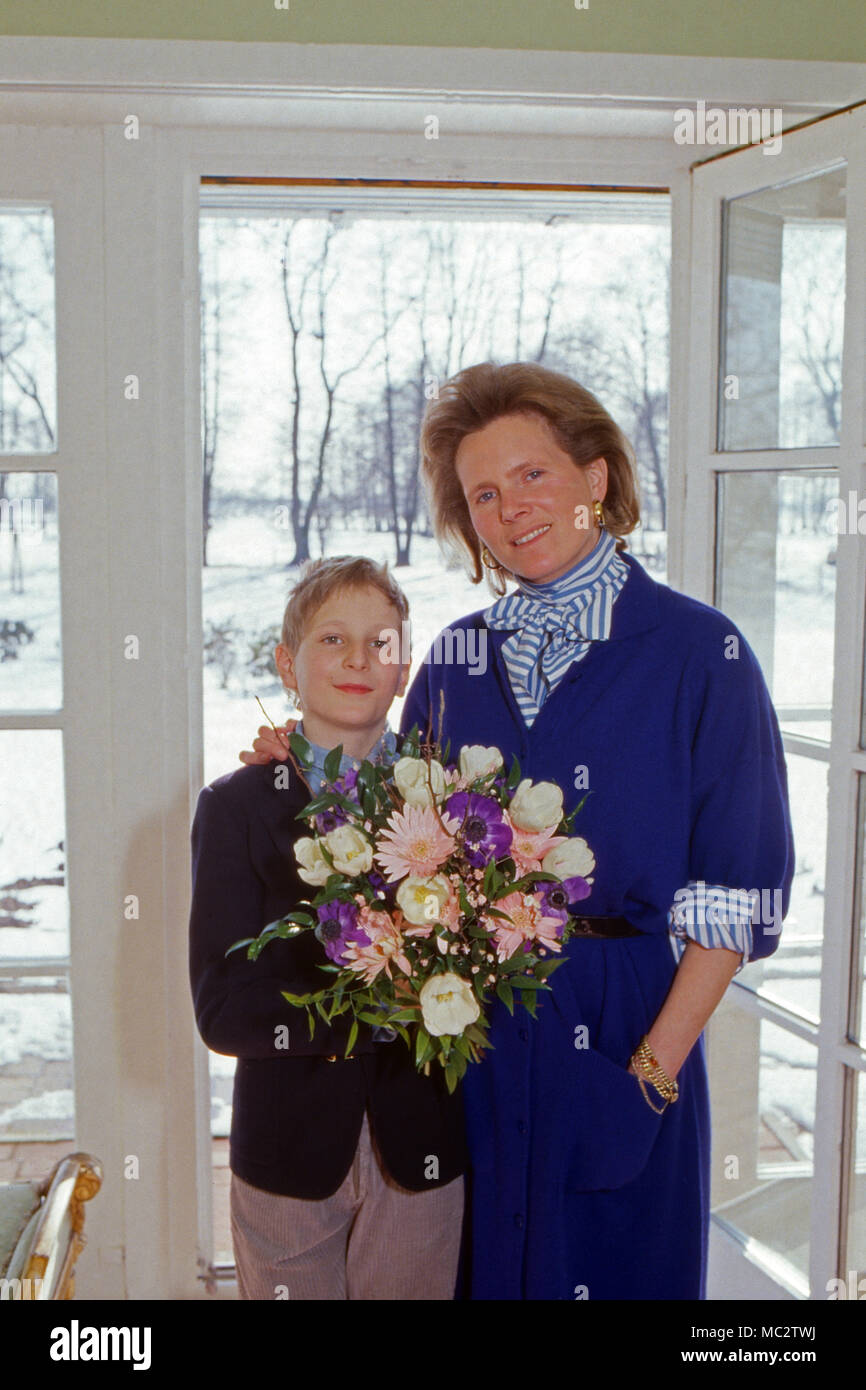 Georg Friedrich Prinz von Preußen, mit seiner Mutter Donata in ... Georg Friedrich Prinz von Preußen, mit seiner Mutter Donata in ...