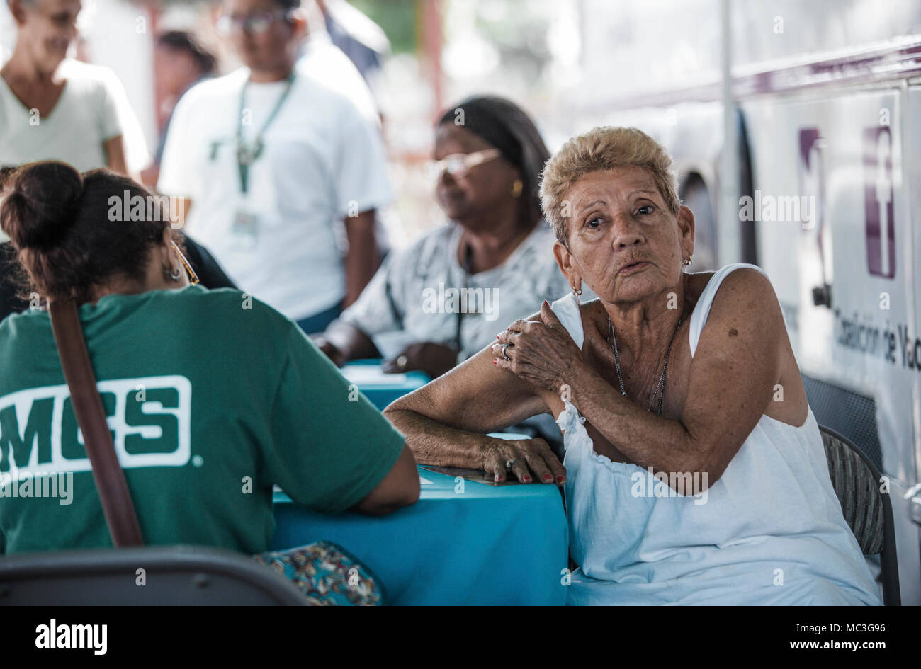 CAROLINA, Puerto Rico, 6. Dezember 2017 - die Bewohner von Luis Llorens ...