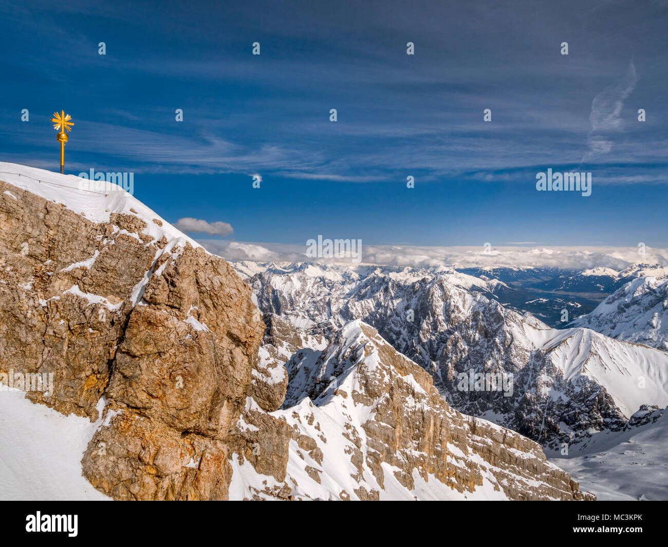 Gipfelkreuz auf der Zugspitze (2962 m), dem höchsten Berg Deutschlands ...