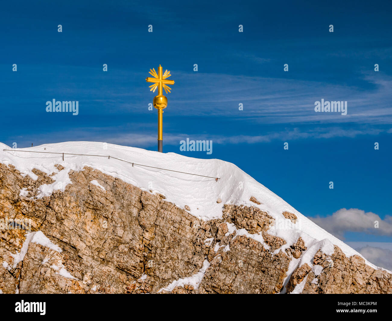 Gipfelkreuz auf der Zugspitze (2962 m), dem höchsten Berg Deutschlands ...
