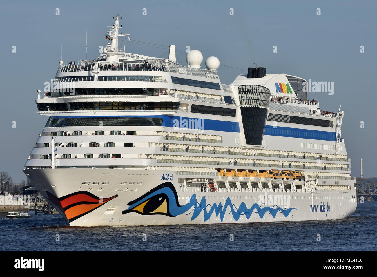 AIDAsol ausgehende aus Hamburg Cruise Terminal Stockfotografie - Alamy