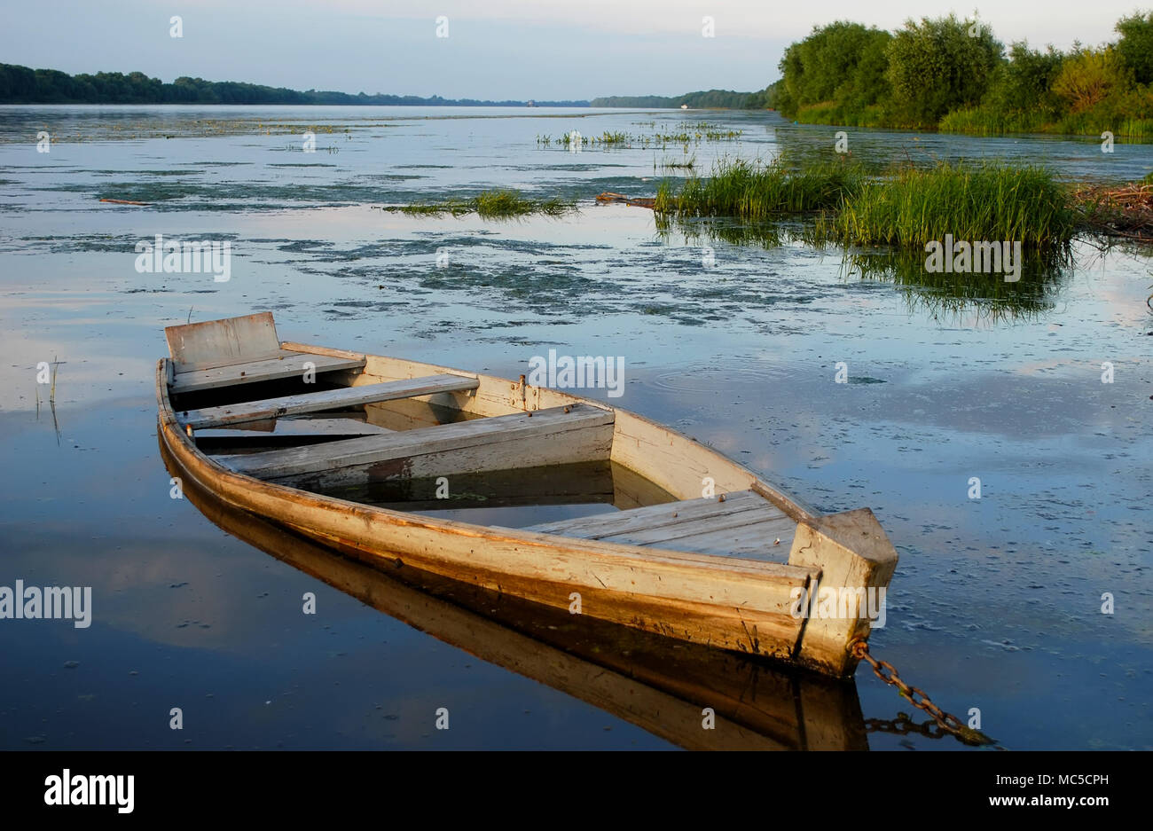 Flussboot gesunken -Fotos und -Bildmaterial in hoher Auflösung – Alamy