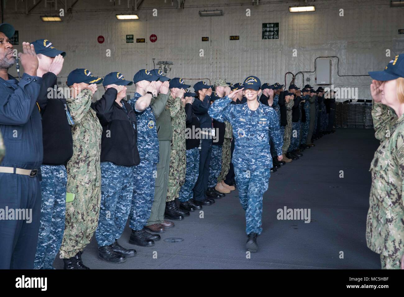 NORFOLK, Virginia (Apr. 6, 2018) --Lt.Cmdr. Katharine Cerezo kehrt der ...