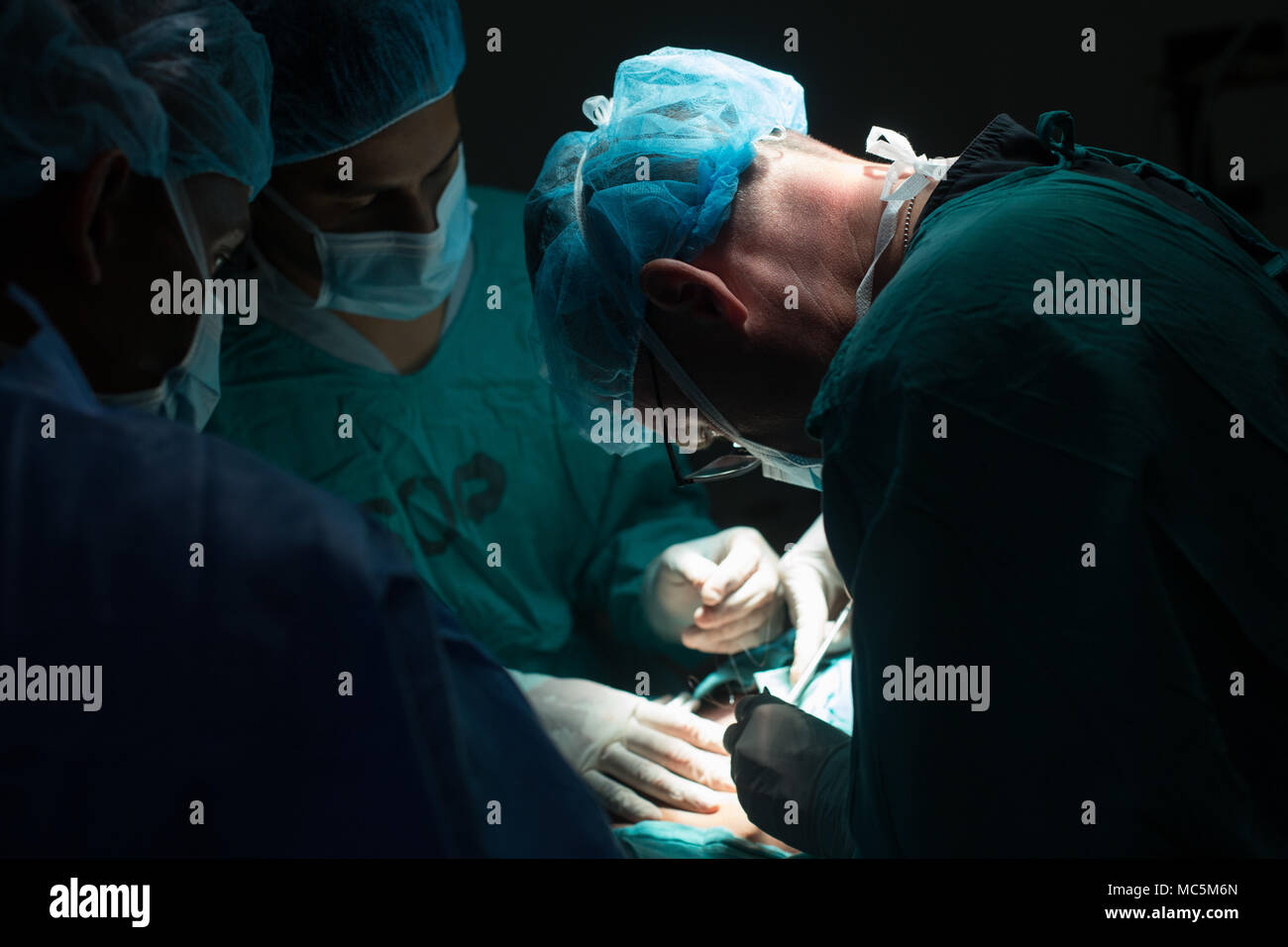 Chirurgie bei leistenbruch -Fotos und -Bildmaterial in hoher Auflösung ...