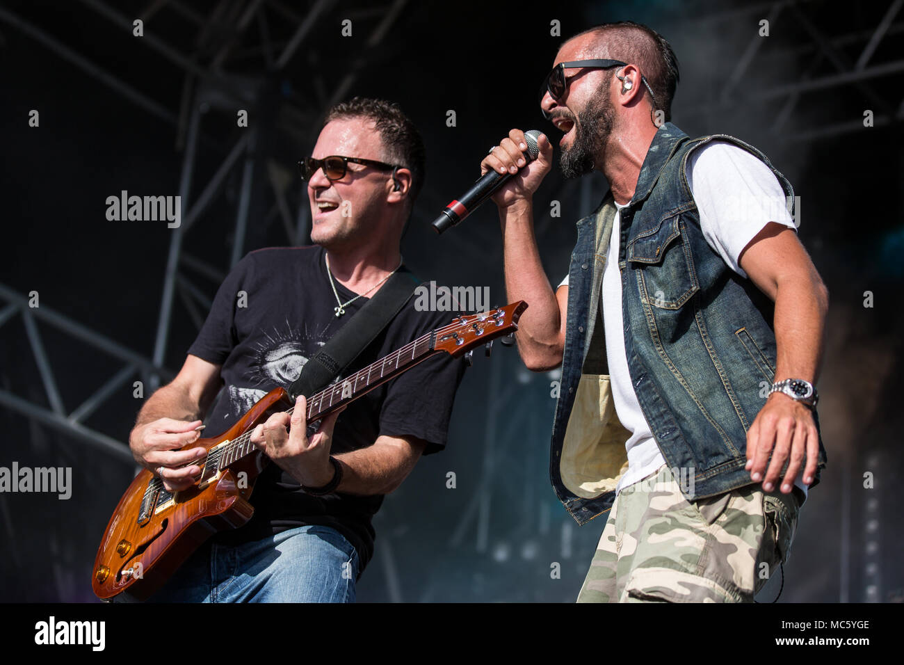 Die Schweizer Rapper und Musiker Marco Bliggensdorfer alias Bligg live ...