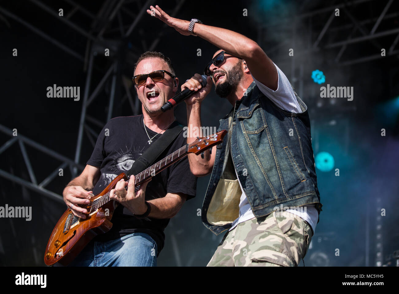 Die Schweizer Rapper und Musiker Marco Bliggensdorfer alias Bligg live ...