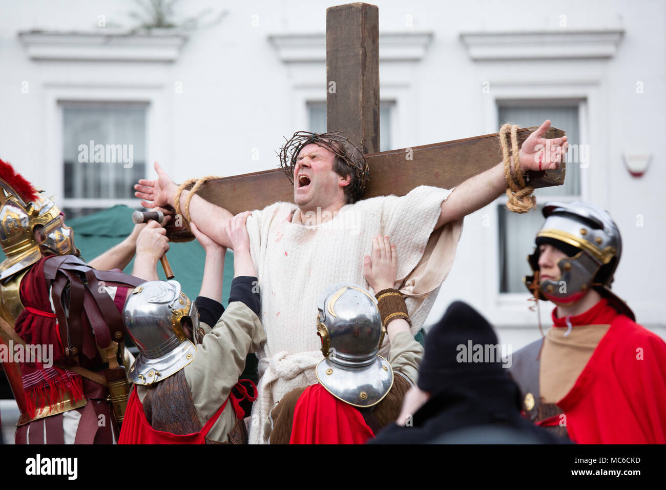 Genagelt um zu kreuzen -Fotos und -Bildmaterial in hoher Auflösung – Alamy