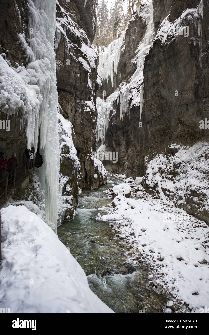27.02.2018, Deutschland, Garmisch-Partenkirchen. Blick auf die Partnach ...